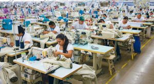 Cómo se fabrica la ropa: proceso y materiales esenciales